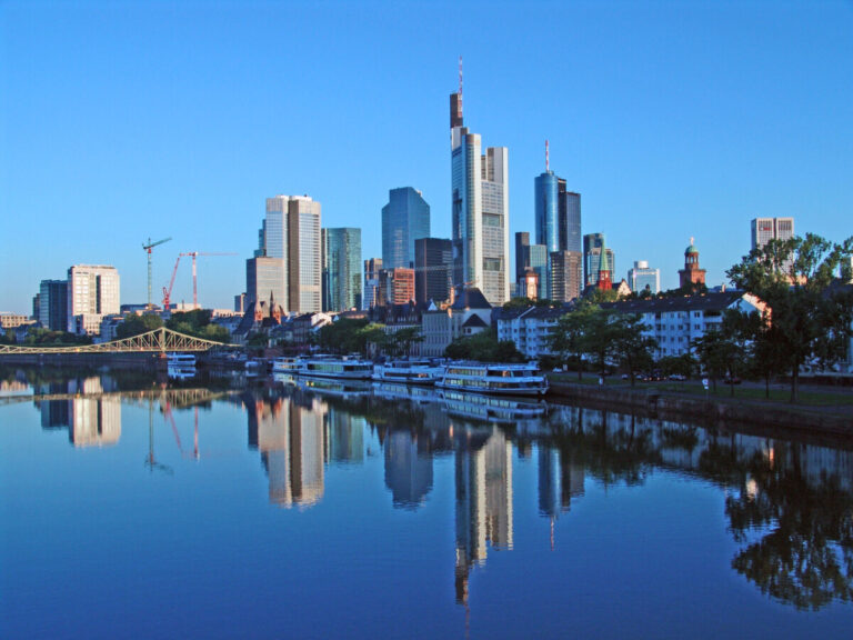 Der Main spiegelt sich am Morgen - Der Frankfurter