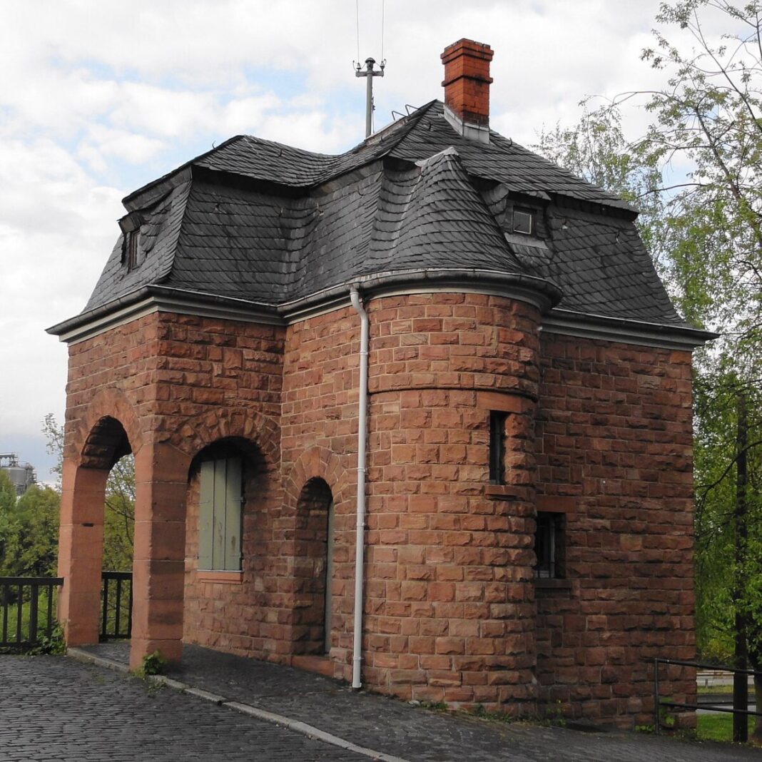 Zwischen Dünen und Denkmälern – Frankfurt Schwanheim - Der Frankfurter