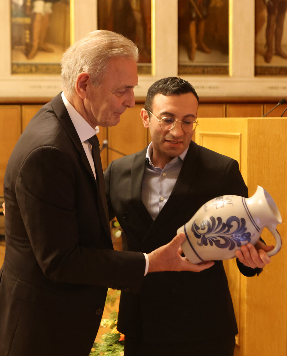 Frankfurt feiert Karl-Heinz „Charly“ Körbel – Eine lebende Legende im ...